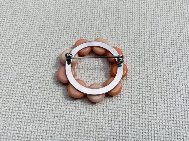 ブローチ・Bonbon（コーラル） | iichi ハンドメイド・クラフト作品・手仕事品の通販