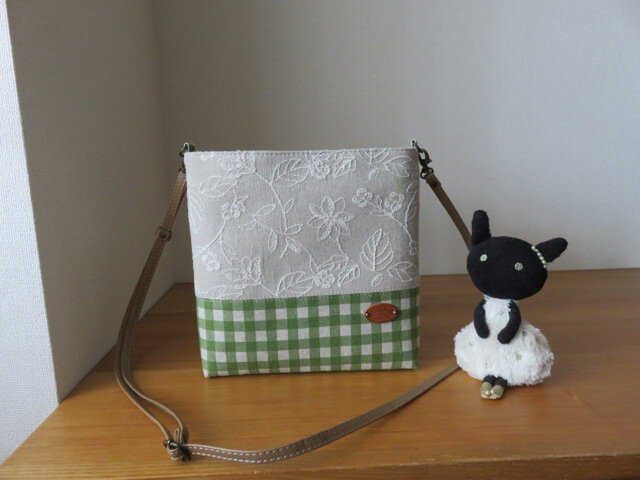 グリーンチェックとレース生地のサコッシュ | iichi 日々の暮らしを心地よくするハンドメイドやアンティークのマーケットプレイス