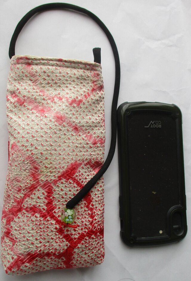 6569 花柄の振袖で作ったスマホポーチ#送料無料 | iichi ハンドメイド・クラフト作品・手仕事品の通販