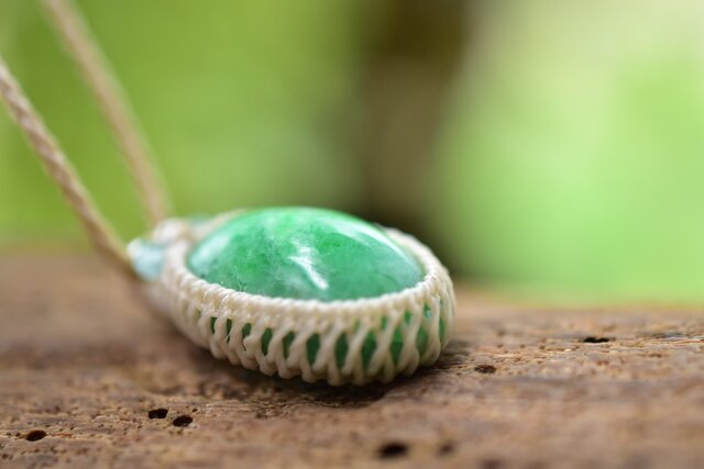 新緑色★ミャンマー翡翠 マクラメペンダント635 | iichi ハンドメイド・クラフト作品・手仕事品の通販