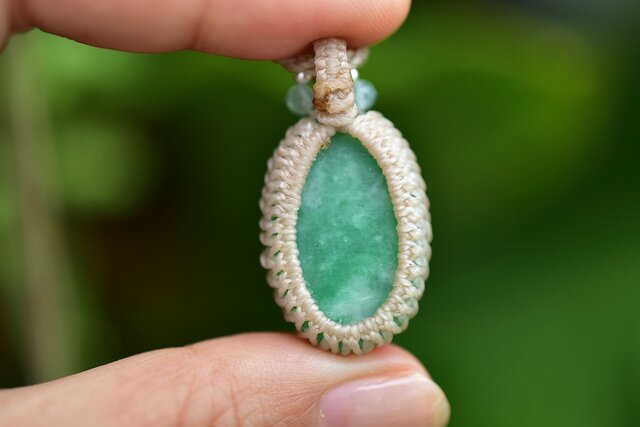 新緑色★ミャンマー翡翠 マクラメペンダント635 | iichi ハンドメイド・クラフト作品・手仕事品の通販