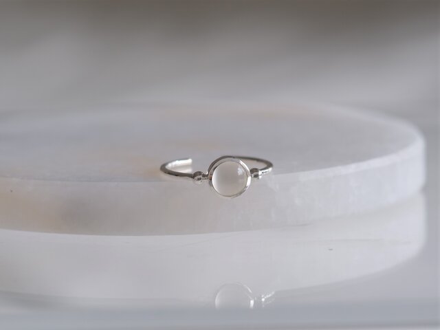 Moon stone _Halda áfram ring 天然石ムーンストーン シルバーリング | iichi 日々の暮らしを心地よくするハンドメイドやアンティークのマーケットプレイス