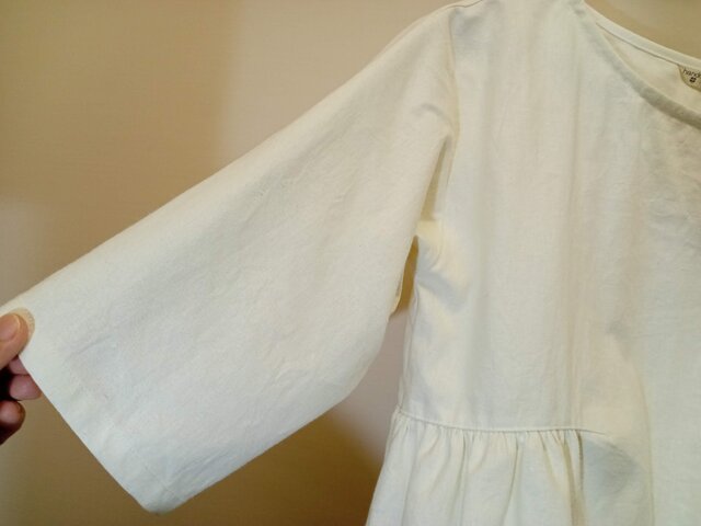 サイドギャザーブラウス ロング丈・六分袖 オフホワイト フリーサイズ くったりハーフリネン | iichi ハンドメイド・クラフト作品・手仕事品の通販