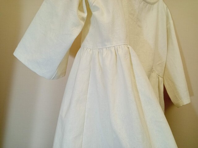 サイドギャザーブラウス ロング丈・六分袖 オフホワイト フリーサイズ くったりハーフリネン | iichi ハンドメイド・クラフト作品・手仕事品の通販