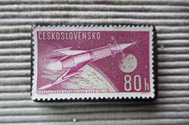 チェコスロバキア 宇宙切手ブローチ8231 | iichi ハンドメイド・クラフト作品・手仕事品の通販