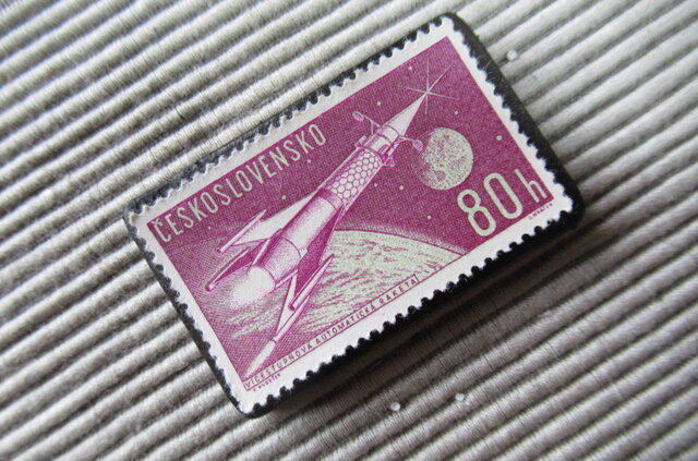 チェコスロバキア 宇宙切手ブローチ8231 | iichi ハンドメイド・クラフト作品・手仕事品の通販