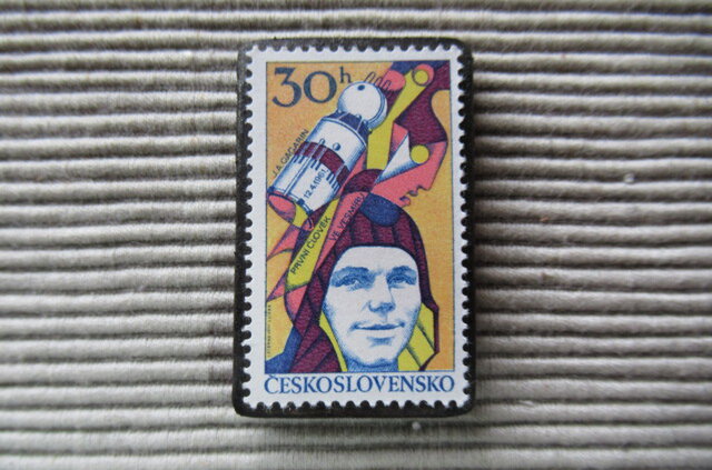 チェコスロバキア 宇宙切手ブローチ8235 | iichi ハンドメイド・クラフト作品・手仕事品の通販