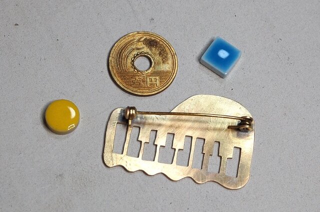 妖怪ピアノ 真鍮ブローチ | iichi 日々の暮らしを心地よくするハンドメイドやアンティークのマーケットプレイス