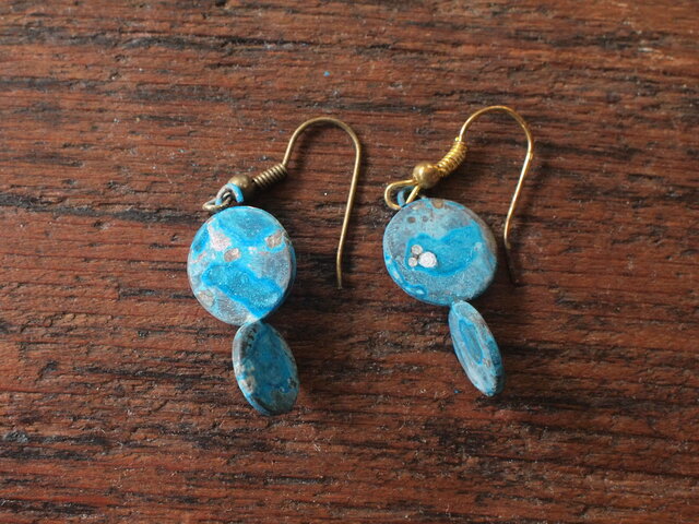 真鍮ピアス 互い違い大小双子の緑青 No.53 | iichi 日々の暮らしを心地よくするハンドメイドやアンティークのマーケットプレイス