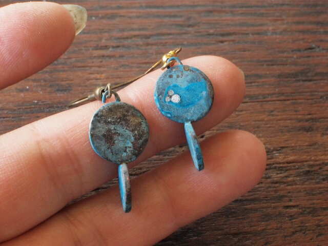 真鍮ピアス 互い違い大小双子の緑青 No.53 | iichi 日々の暮らしを心地よくするハンドメイドやアンティークのマーケットプレイス