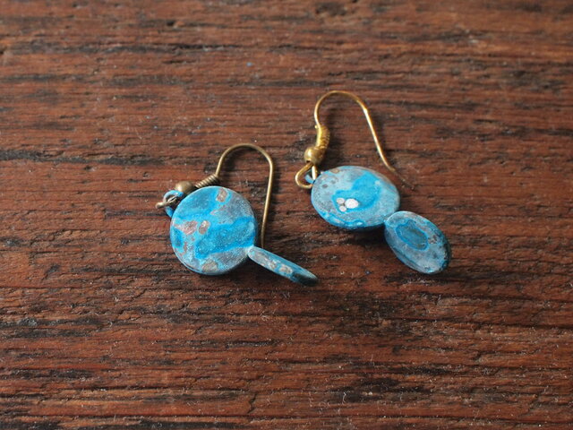 真鍮ピアス 互い違い大小双子の緑青 No.53 | iichi 日々の暮らしを心地よくするハンドメイドやアンティークのマーケットプレイス