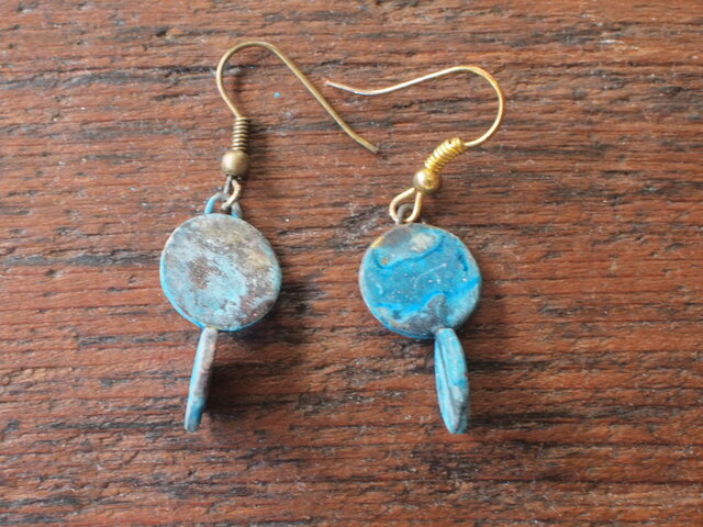 真鍮ピアス 互い違い大小双子の緑青 No.53 | iichi 日々の暮らしを心地よくするハンドメイドやアンティークのマーケットプレイス