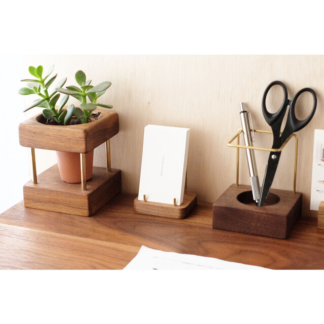 真鍮とウォールナットのカードスタンド(縦置き真鍮棒タイプ) No31 | iichi ハンドメイド・クラフト作品・手仕事品の通販