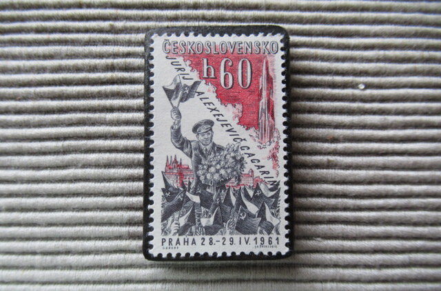 チェコスロバキア 宇宙切手ブローチ8240 | iichi 日々の暮らしを心地よくするハンドメイドやアンティークのマーケットプレイス