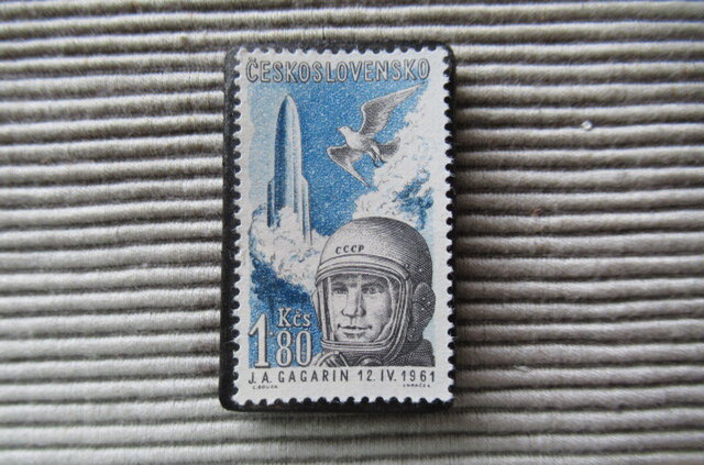 チェコスロバキア 宇宙切手ブローチ8242 | iichi 日々の暮らしを心地よくするハンドメイドやアンティークのマーケットプレイス