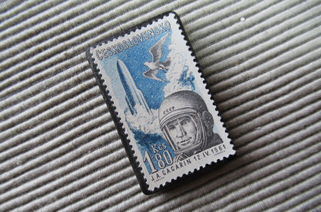 チェコスロバキア 宇宙切手ブローチ8242 | iichi 日々の暮らしを心地よくするハンドメイドやアンティークのマーケットプレイス