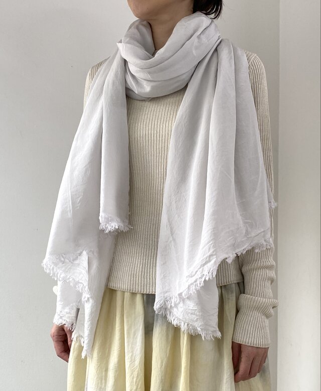 ボタニカル・ダイ染め 綿シルクの大判ストール | SESAME-LIGHT GRAY | iichi ハンドメイド・クラフト作品・手仕事品の通販