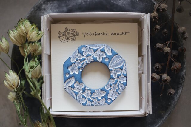 陶土の草花ブローチ : : : 1039 | iichi 日々の暮らしを心地よくするハンドメイドやアンティークのマーケットプレイス