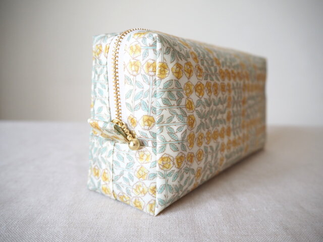 ラミネートスクエアポーチ 「Sleeping rose」イエロー | iichi ハンドメイド・クラフト作品・手仕事品の通販