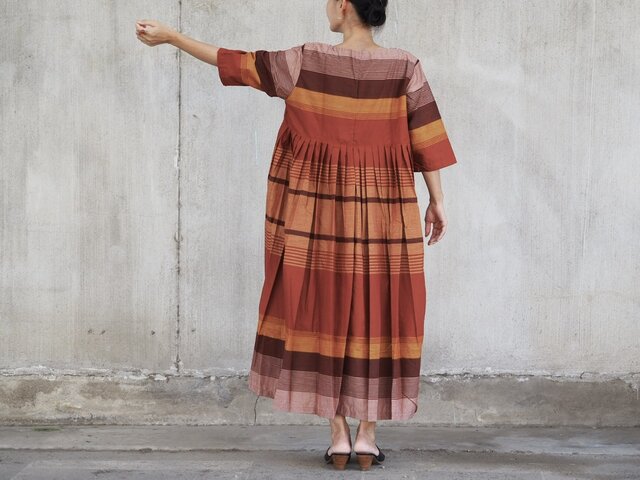 プリーツのバックスタイルがポイントのサロンワンピース《40》 | iichi ハンドメイド・クラフト作品・手仕事品の通販