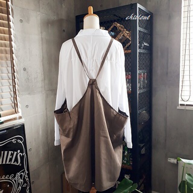 【背中がかわいい】エプロンドレス：コットンブラウン【0391】 | iichi 日々の暮らしを心地よくするハンドメイドやアンティークのマーケットプレイス