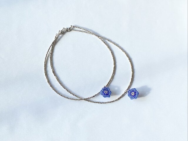 青いミニ薔薇のペンダント︎＊ネックレス "Rosetta blue” | iichi 日々の暮らしを心地よくするハンドメイドやアンティークのマーケットプレイス