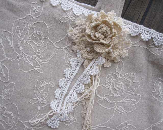 YUWA 薔薇の刺繍＆レース コサージュ付きパッチワークキルトのバッグ ～Rose garden～ | iichi ハンドメイド・クラフト作品・手仕事品の通販