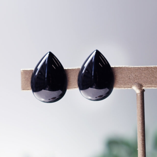 ブラックオニキスの14mmペアシェイプカボションピアス ～Mary | iichi ハンドメイド・クラフト作品・手仕事品の通販