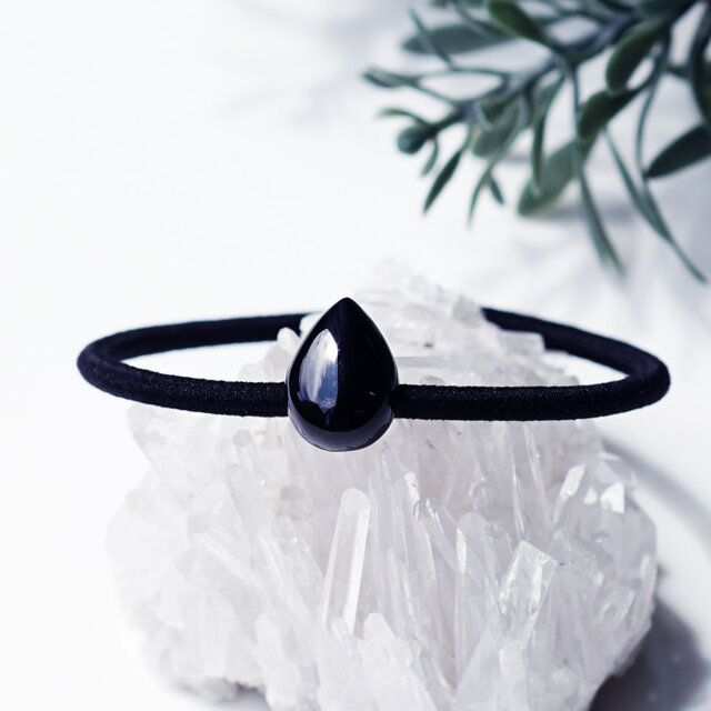 ブラックオニキスの14mmペアシェイプカボションヘアゴム ～Iris | iichi ハンドメイド・クラフト作品・手仕事品の通販