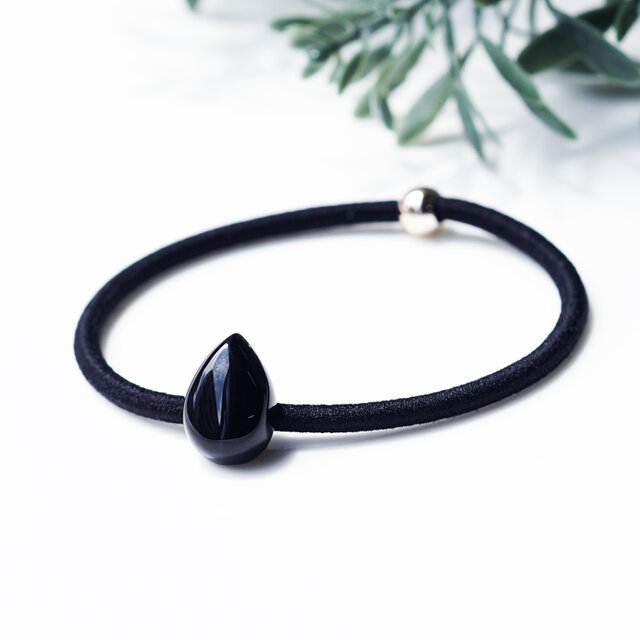 ブラックオニキスの14mmペアシェイプカボションヘアゴム ～Iris | iichi ハンドメイド・クラフト作品・手仕事品の通販