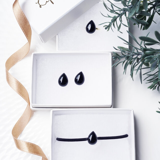 ブラックオニキスの14mmペアシェイプカボションヘアゴム ～Iris | iichi ハンドメイド・クラフト作品・手仕事品の通販