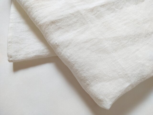 日用品店（布）リネンのハンカチ／一辺だけ黄色のステッチ 45cm×45cm | iichi ハンドメイド・クラフト作品・手仕事品の通販