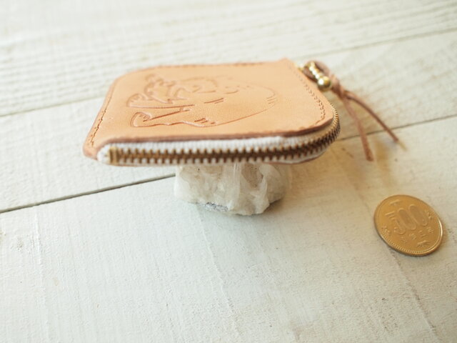 栃木オイルレザー手縫いポーチ 木彫り熊さん カードが入る No.12 | iichi ハンドメイド・クラフト作品・手仕事品の通販