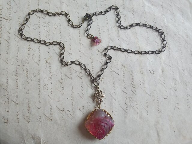 ヴィンテージ 薔薇（Fuchsia／Frost-White）31×30㎜ floralクラシカルネックレス | iichi 日々の暮らしを心地よくするハンドメイドやアンティークのマーケットプレイス