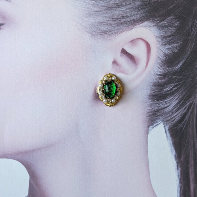 ヴィンテージ*エメラルドグリーンのオーバルイヤリング | iichi ハンドメイド・クラフト作品・手仕事品の通販