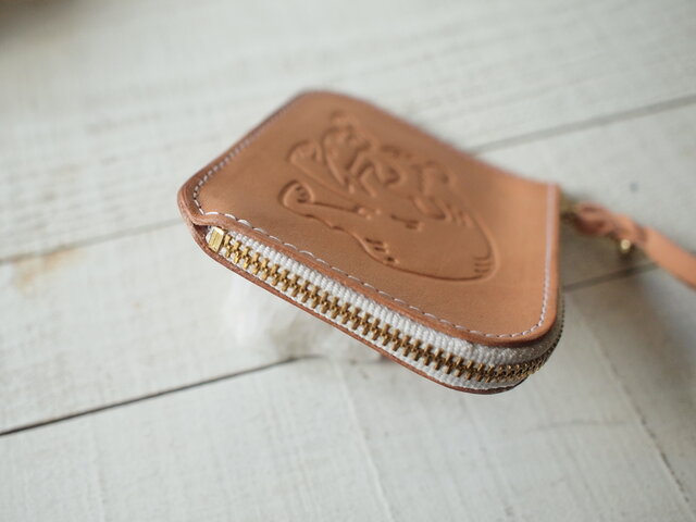 栃木オイルレザー 木彫り熊さん カード入ります No.13 | iichi 日々の暮らしを心地よくするハンドメイドやアンティークのマーケットプレイス