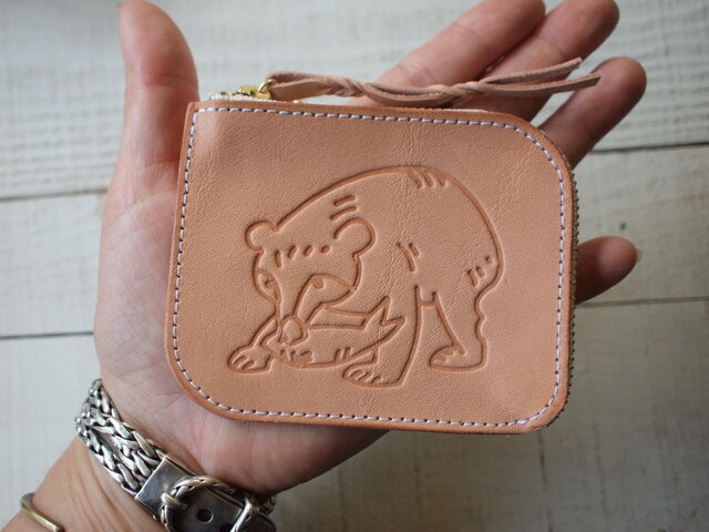 木彫り熊さん Lファスのポーチ カード、入ります 栃木レザーNo.14 | iichi ハンドメイド・クラフト作品・手仕事品の通販