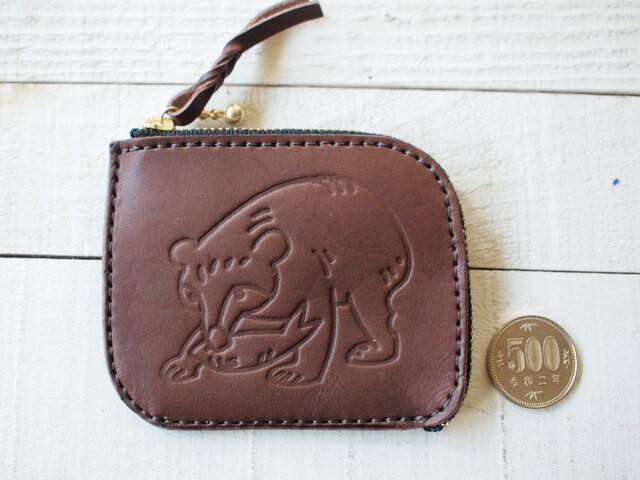 木彫り熊さん手縫い Lファスのポーチ カード、入ります 栃木オイルレザーNo.15 | iichi ハンドメイド・クラフト作品・手仕事品の通販