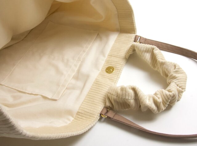 新色☆新型☆くしゅくしゅハンドル♪ 太畝コーデュロイ 2way 大容量トートバッグ アイボリーホワイト | iichi ハンドメイド・クラフト作品・手仕事品の通販