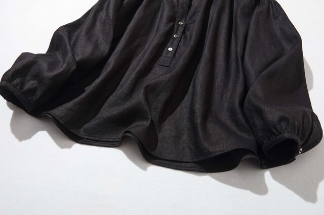 見惚れる、シルエット。フレンチリネンブラウス Vネック ギャザーブラウス 長袖 ブラック 220903-2 | iichi 日々の暮らしを心地よくするハンドメイドやアンティークのマーケットプレイス