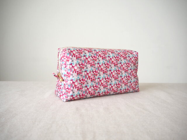 ラミネートスクエアポーチ 「Fluttering」ピンク系 | iichi ハンドメイド・クラフト作品・手仕事品の通販