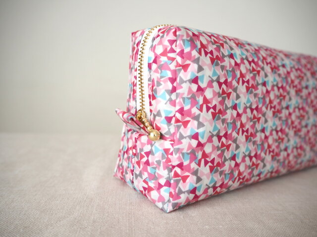 ラミネートスクエアポーチ 「Fluttering」ピンク系 | iichi ハンドメイド・クラフト作品・手仕事品の通販