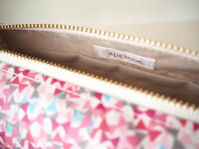 ラミネートスクエアポーチ 「Fluttering」ピンク系 | iichi ハンドメイド・クラフト作品・手仕事品の通販