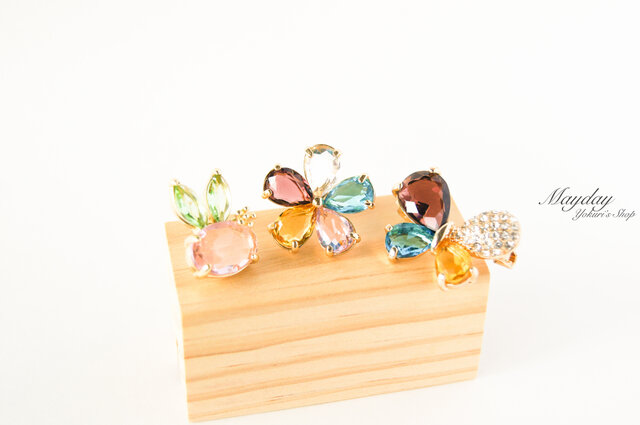 『カラフルなクリスタル〜蝶のブローチ』バタフライ 蝶々 | iichi 日々の暮らしを心地よくするハンドメイドやアンティークのマーケットプレイス