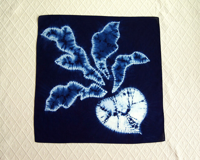 天然藍の絞り染めハンカチ 蕪 | iichi ハンドメイド・クラフト作品・手仕事品の通販