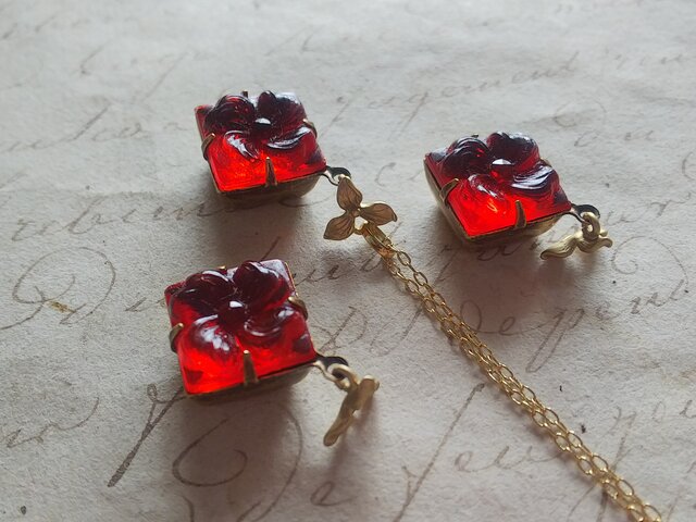 ヴィンテージ Rubyスミレ 12mm Square ネックレス | iichi 日々の暮らしを心地よくするハンドメイドやアンティークのマーケットプレイス