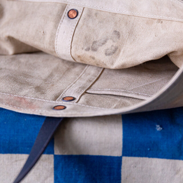 青いラインが映えるイギリス軍RAF(Royal Air Force)ヴィンテージキャンバストートバッグXL IND1366 | iichi ハンドメイド・クラフト作品・手仕事品の通販