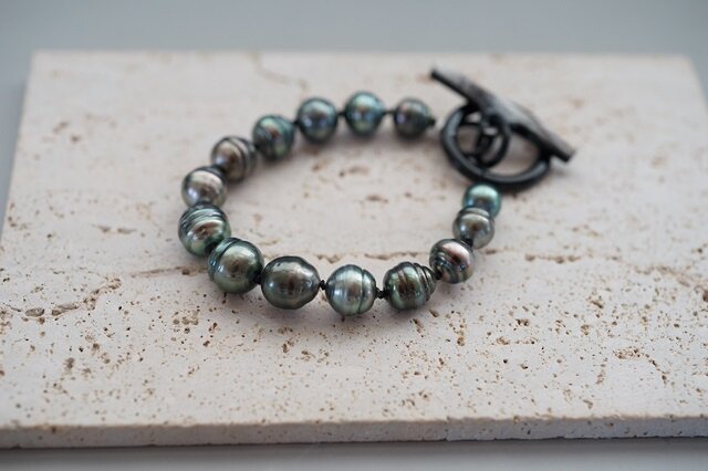 【seasons】黒蝶貝ボリュームブレスレット 2 | iichi ハンドメイド・クラフト作品・手仕事品の通販