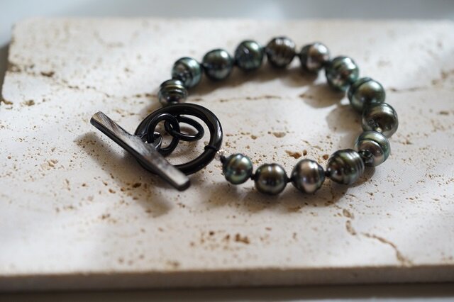 【seasons】黒蝶貝ボリュームブレスレット 2 | iichi ハンドメイド・クラフト作品・手仕事品の通販