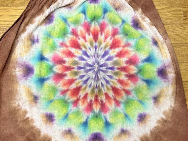 タイダイ染め 前開きのロングワンピース 落ち着いたブラウンに幻想的で華やかな大曼荼羅 HD17-27 | iichi 日々の暮らしを心地よくするハンドメイドやアンティークのマーケットプレイス